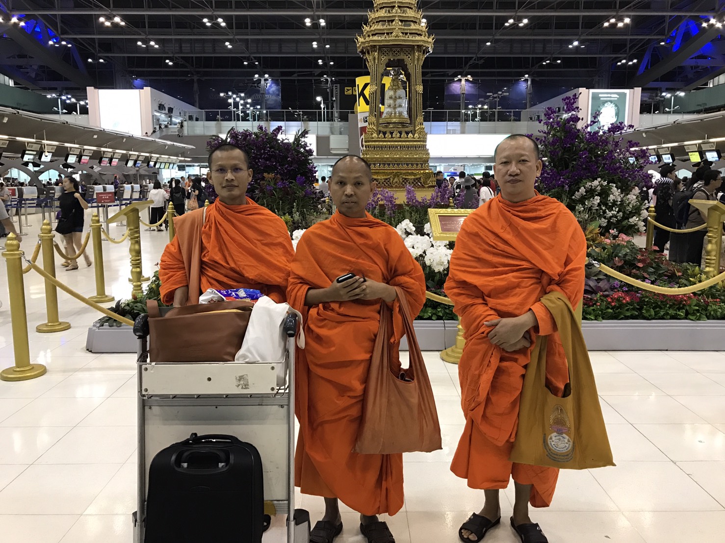 วิทยาลัยพระธรรมทูต ส่งพระวิเทศปุญญาภรณ์ (เจ้าคุณสวีเดน) ณ สนามบิน ...
